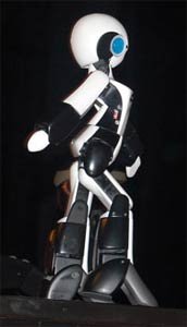 FT: el primer robot chica